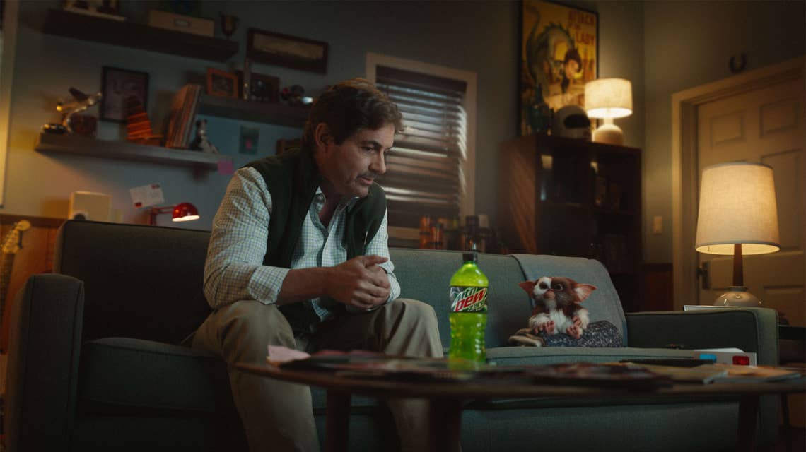 Gremlins : Gizmo et Billy (Zach Galligan) se réunissent pour une pub ...
