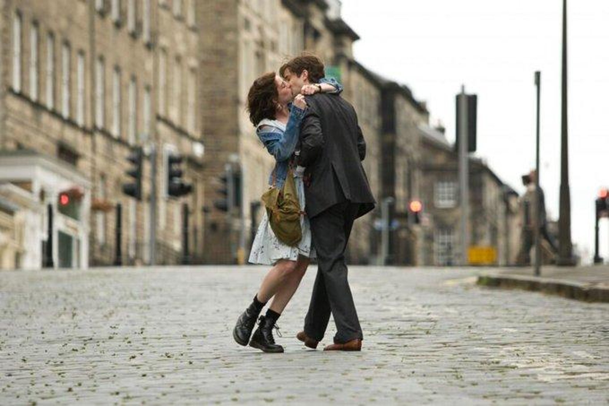 Un Jour Anne Hathaway A t Critiqu e Pour Son Accent Cin S rie un-jour-anne-hathaway-a-t-critiqu-e-pour-son-accent-cin-s-rie
